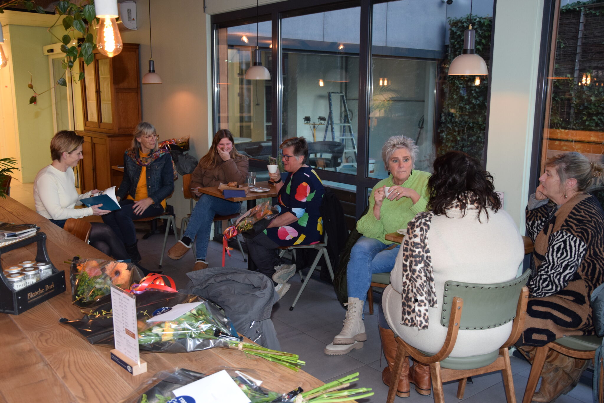 Jitha van Staveren overhandigt tanktegoed - Van Staveren